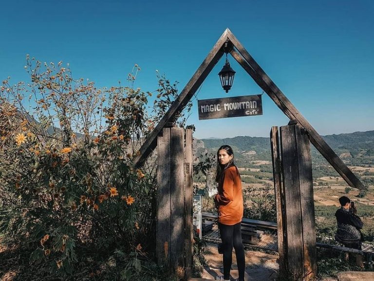 Magic Mountain: Tiệm cà phê có view cảnh đồi núi đẹp như tiên giới