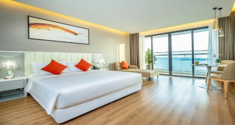 Chợ đêm Hạ Long - khu chợ sầm uất bậc nhất và thu hút nhất